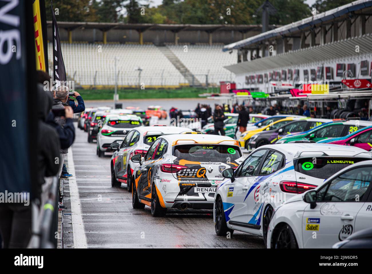 58 LIN Chen Han (TPE), UNIQ RACING (POL), action stand, pit lane during ...