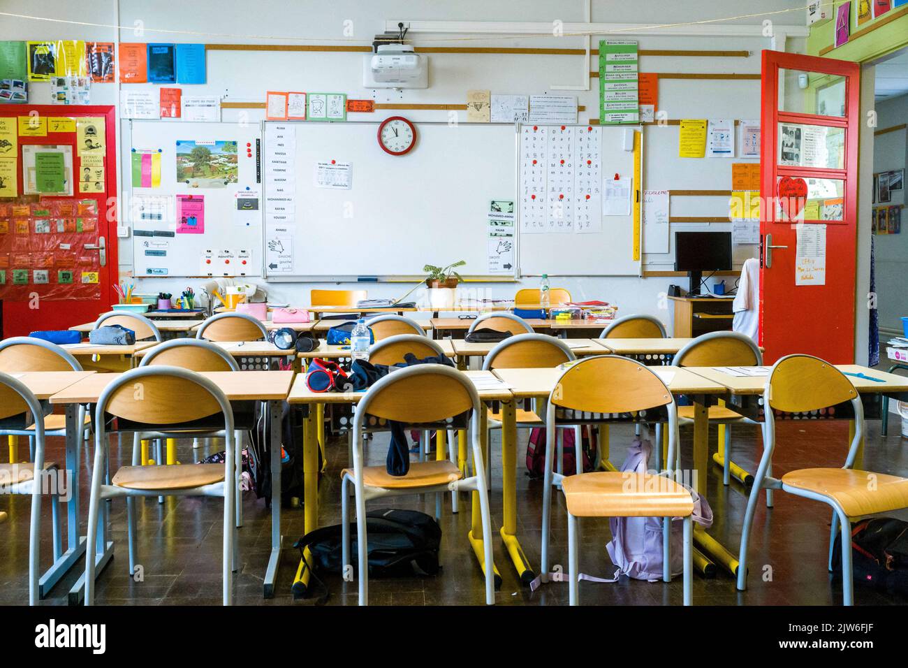 A class without students. Visit of the Papus elementary school to ...