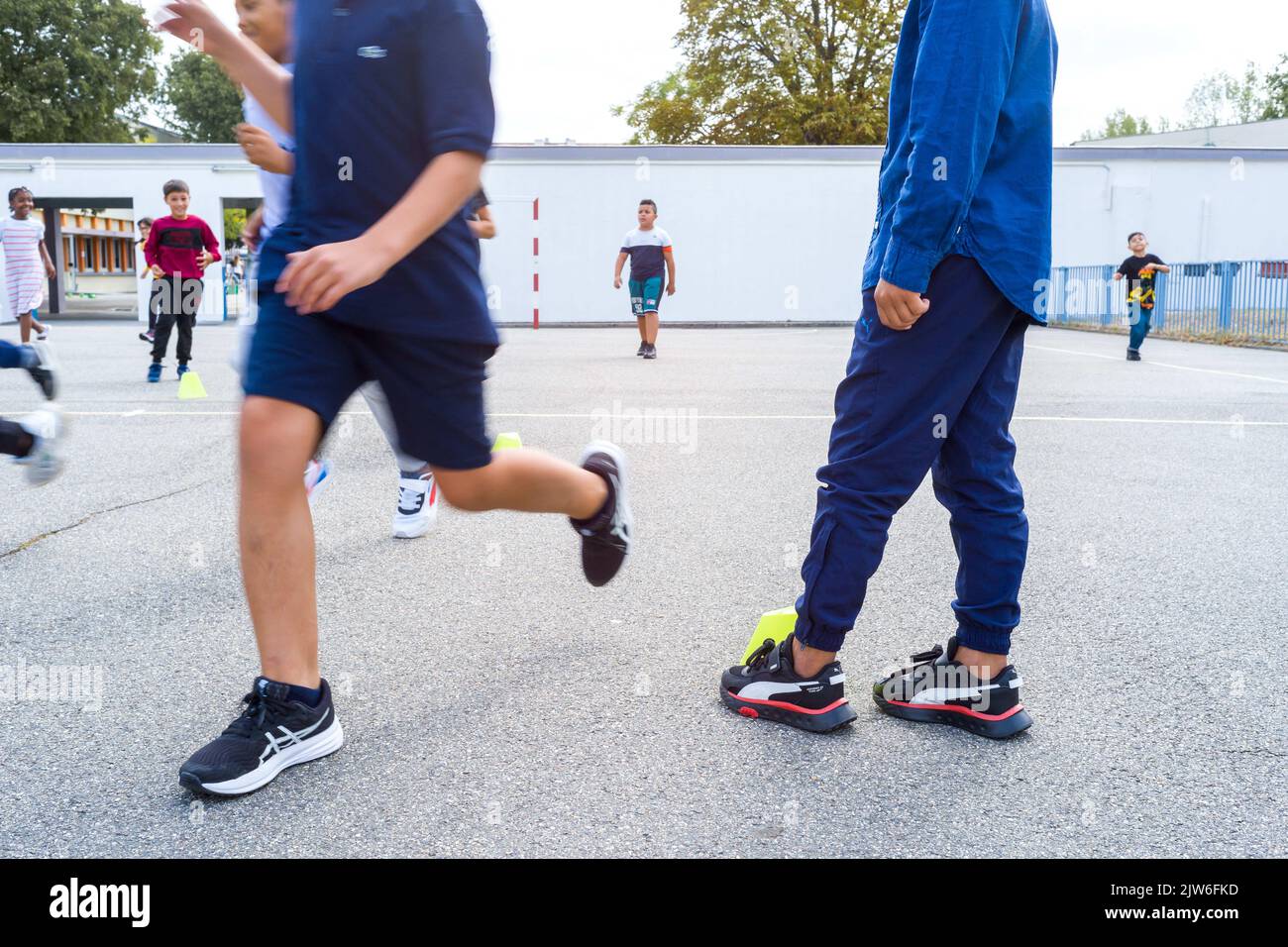 Boys game in the yard. Visit of the Papus elementary school to discover ...