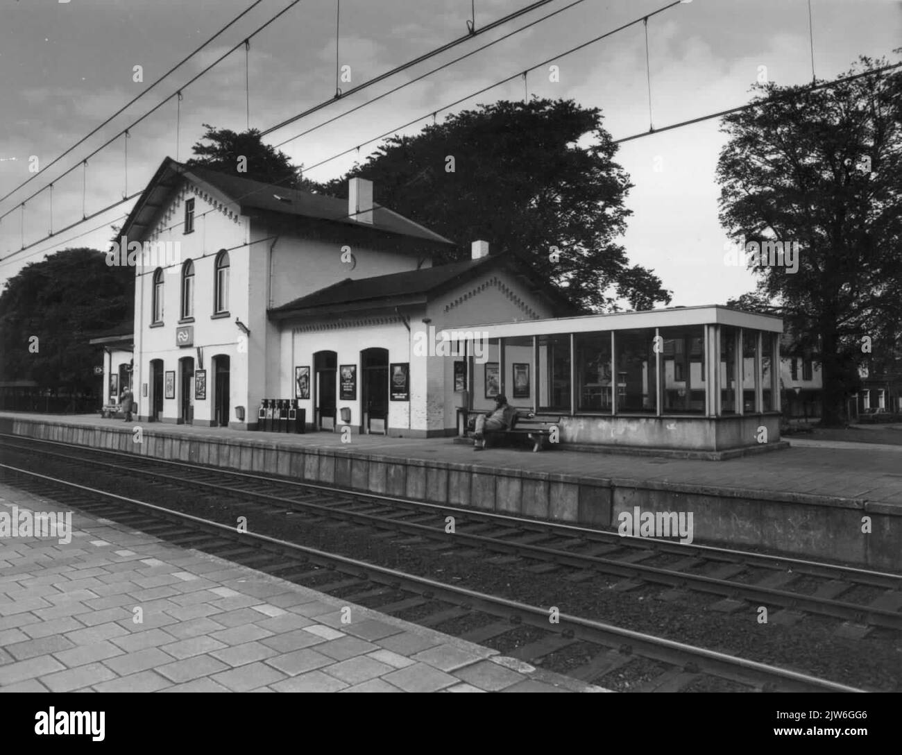 View of the platform side of the N.S. station in Vught Stock Photo - Alamy