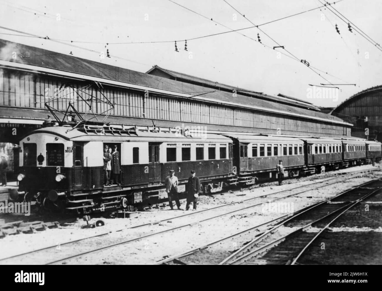 Image of a train consisting of electric buffer equipment ("block boxes ...