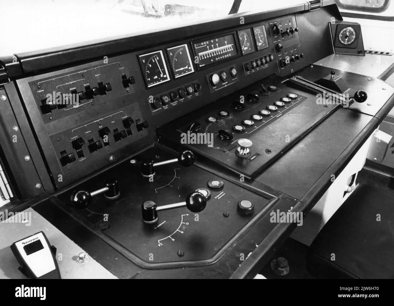 Image of the cabin (steering position) of an electric train set (plan y ...