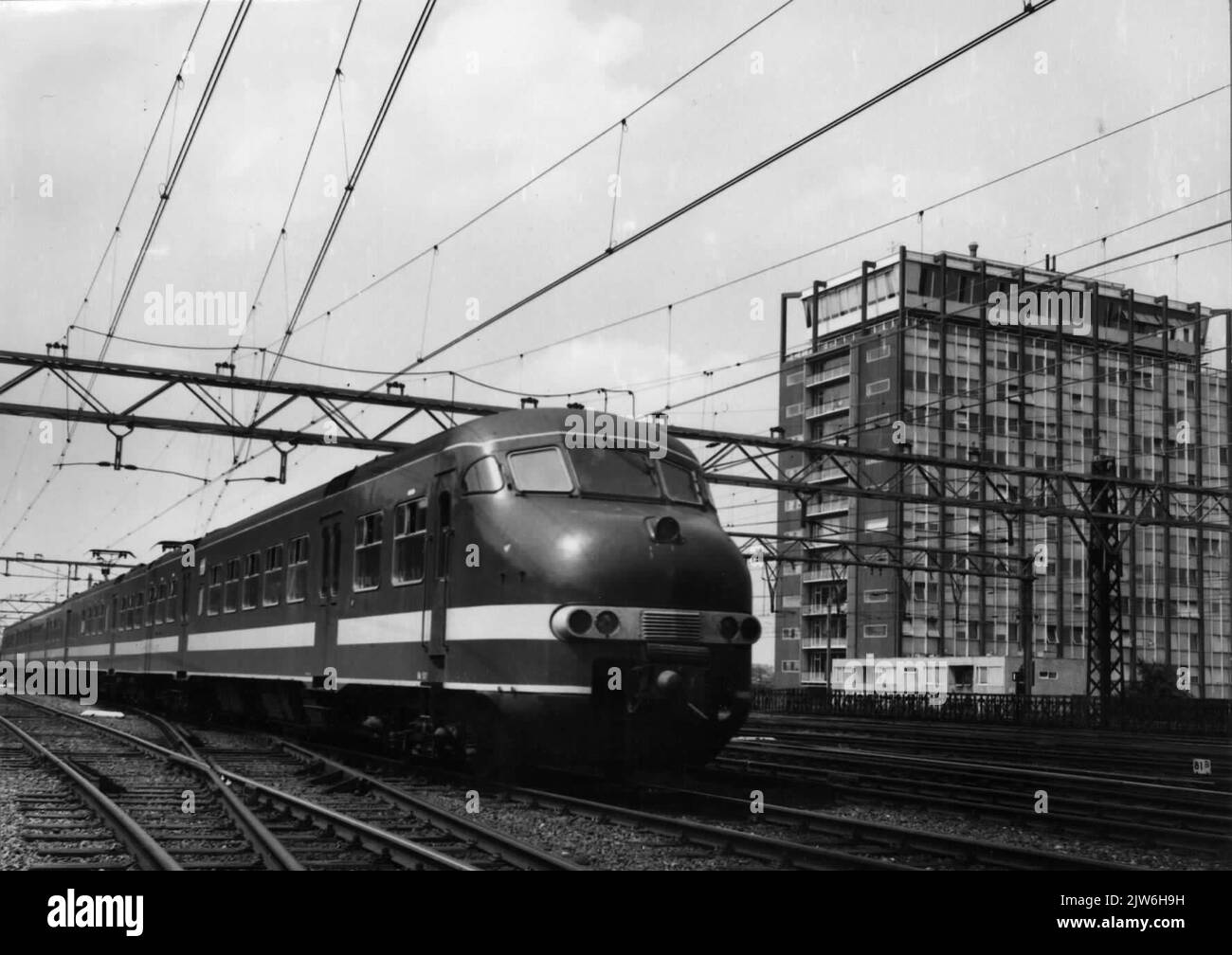 Image of the Electric train set no. 517 (Mat. 1964, plan t) of the N.S ...