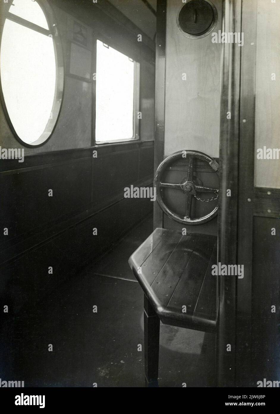 Interior of a carriage from the series C 7201-7206 of the N.S.: Bench ...