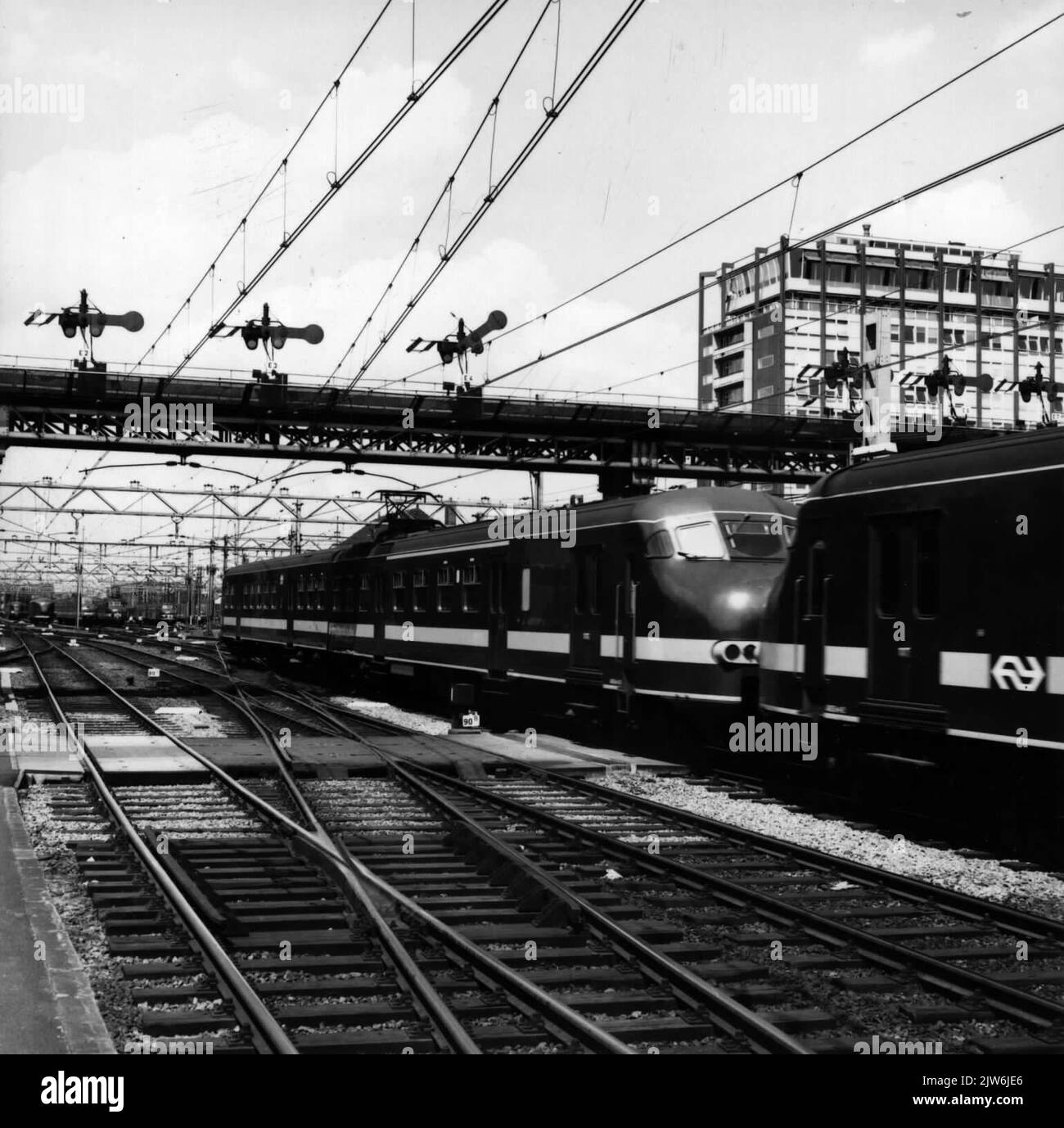 Image of two linked, electric train sets matt. 1964 (Plan V) of the N.S ...