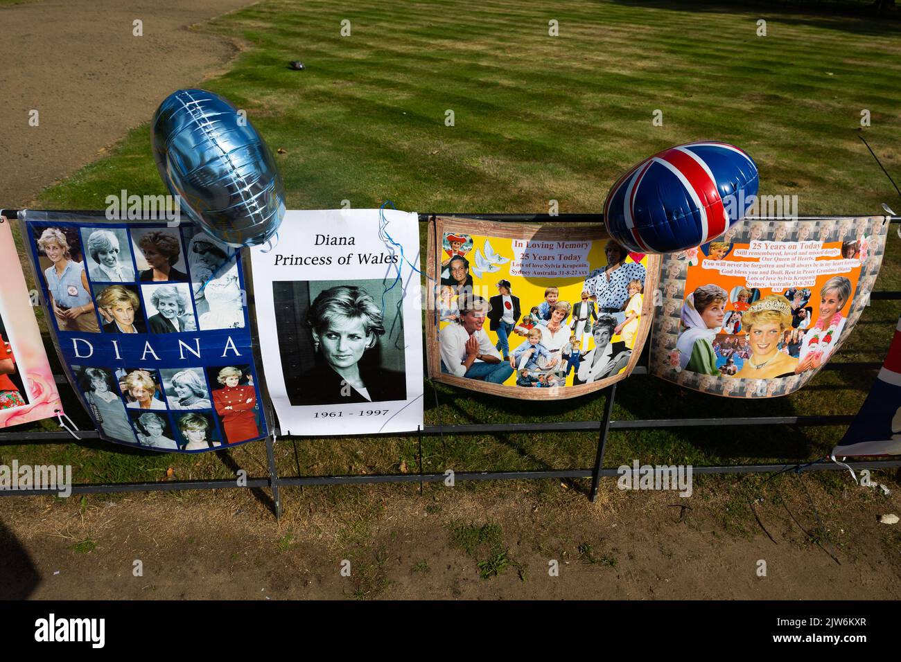 London, UK. 31st Aug, 2022. Tribute posters and balloons to Princess ...
