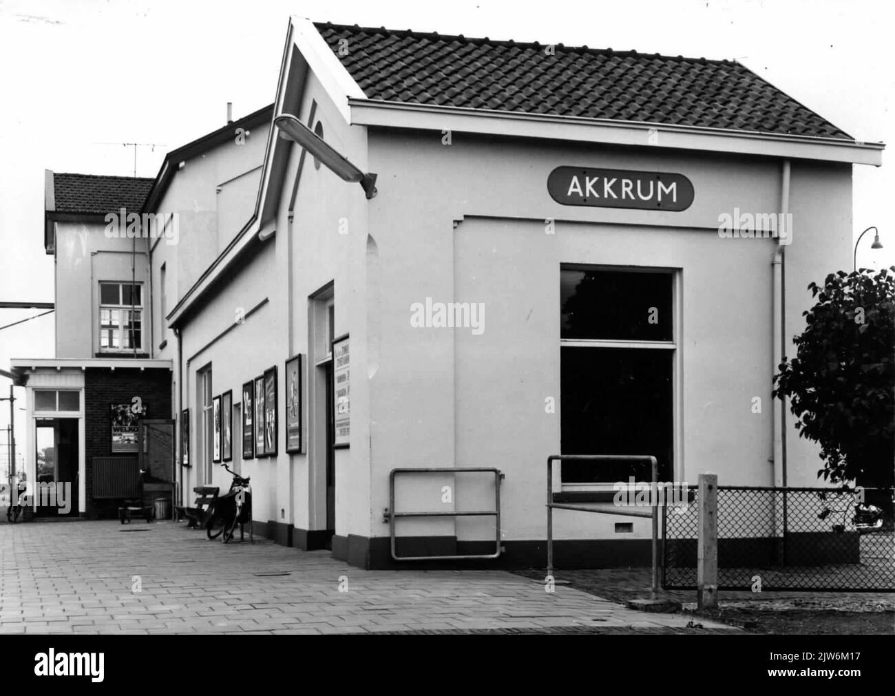 View of the rear and side walls of the N.S. station Akkrum in Akkrum ...
