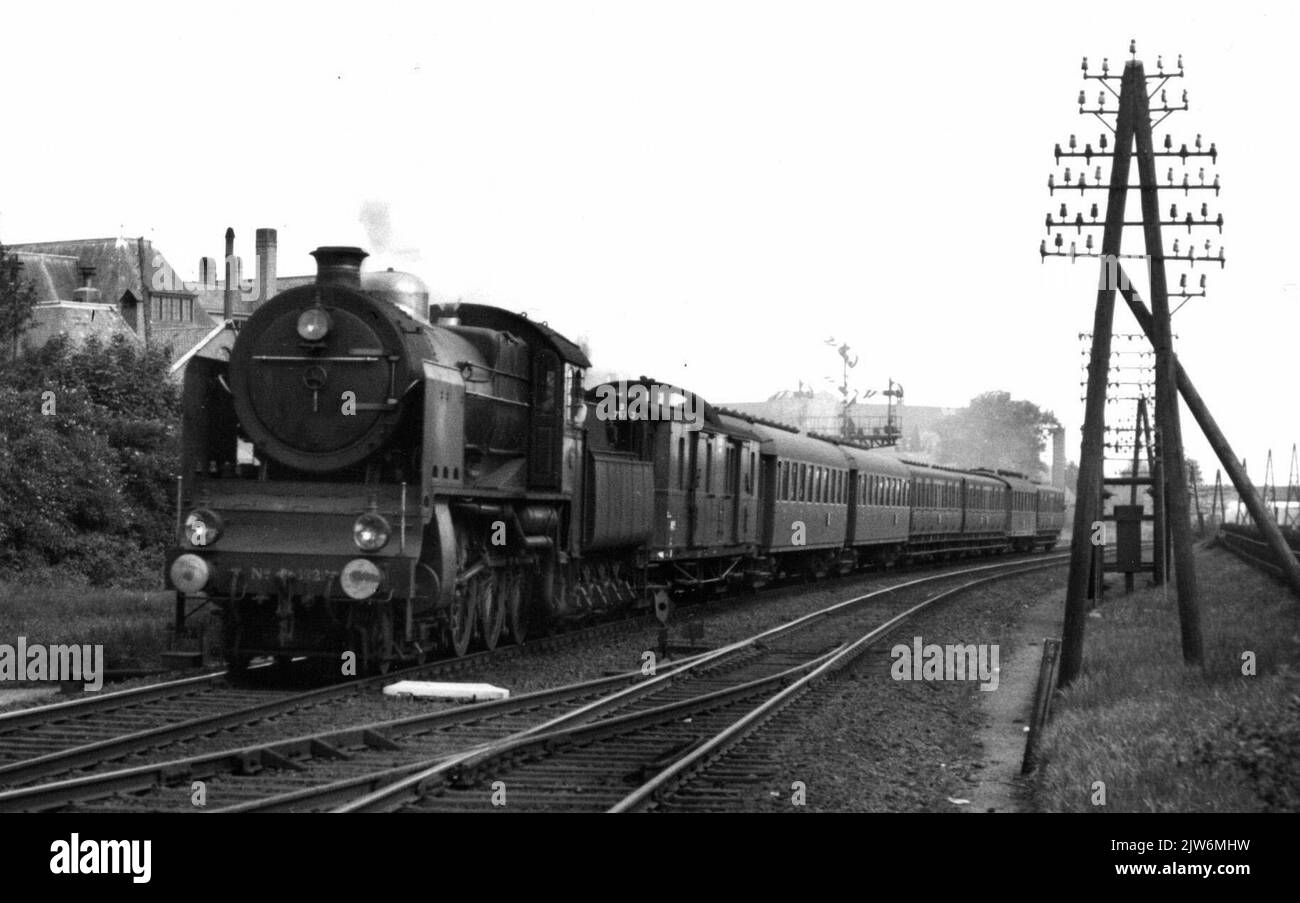 Image of the steam locomotive No. 3922 (series 3900) of the N.S. With a ...