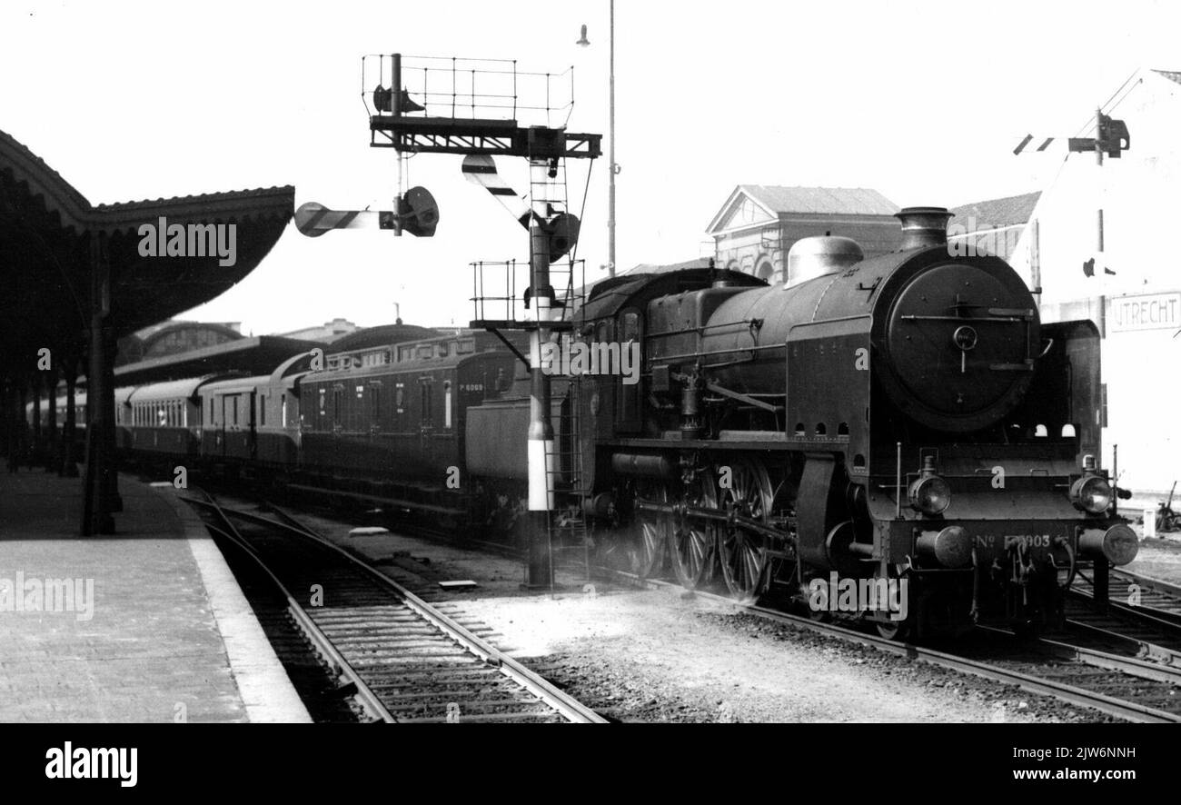 Image of the steam locomotive No. 3903 (series 3900) of the N.S. With a ...