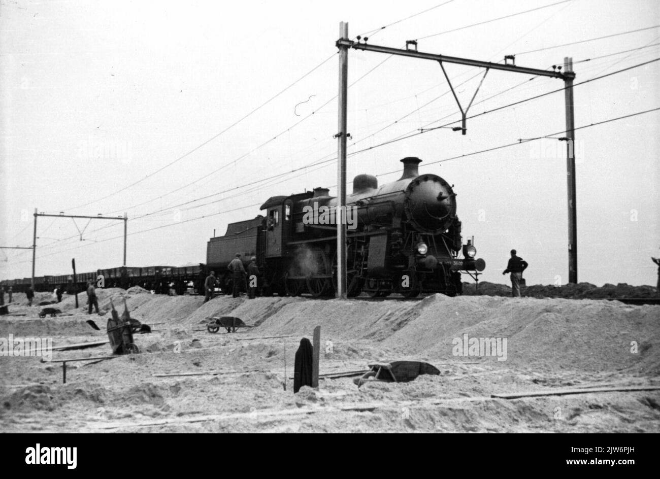 Image of the steam locomotive No. 3607 (series 3600) of the N.S. With a sand train, presumably ...