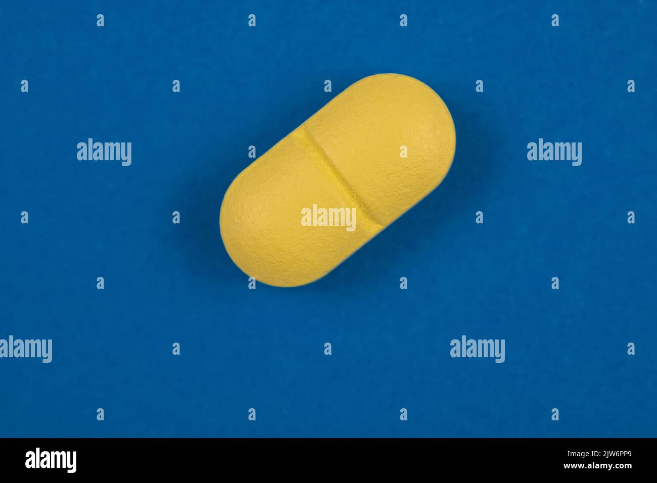 Yellow pill hi-res stock photography and images - Alamy