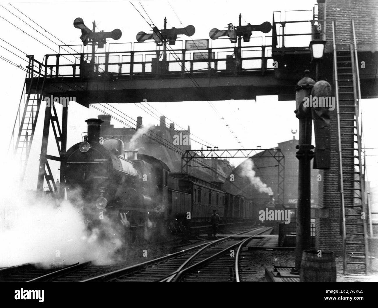 Image of a steam locomotive from the series 3700/3800 of the N.S. With ...