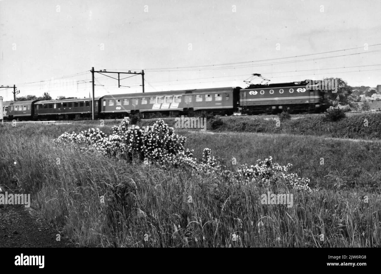 Image of an electric locomotive from the 1100 series of the N.S. With ...