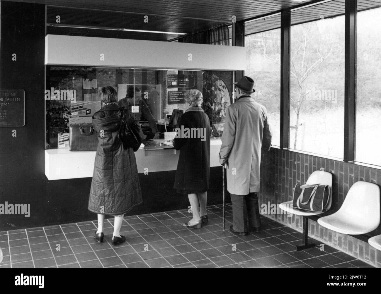 Interior of the N.S. station Rhenen in Rhenen: HAL with counter Stock ...