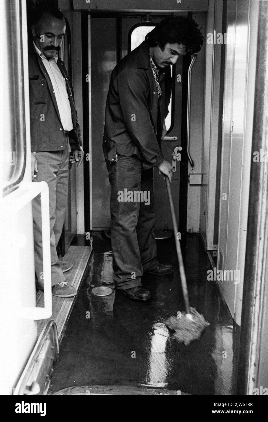 Image of a cleaner who has the floor of a Corail car of the S.N.C.F ...