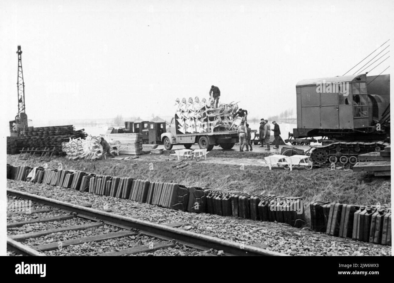 Image of unloading wheelbarrows, probably at Rilland-Bath, after the ...
