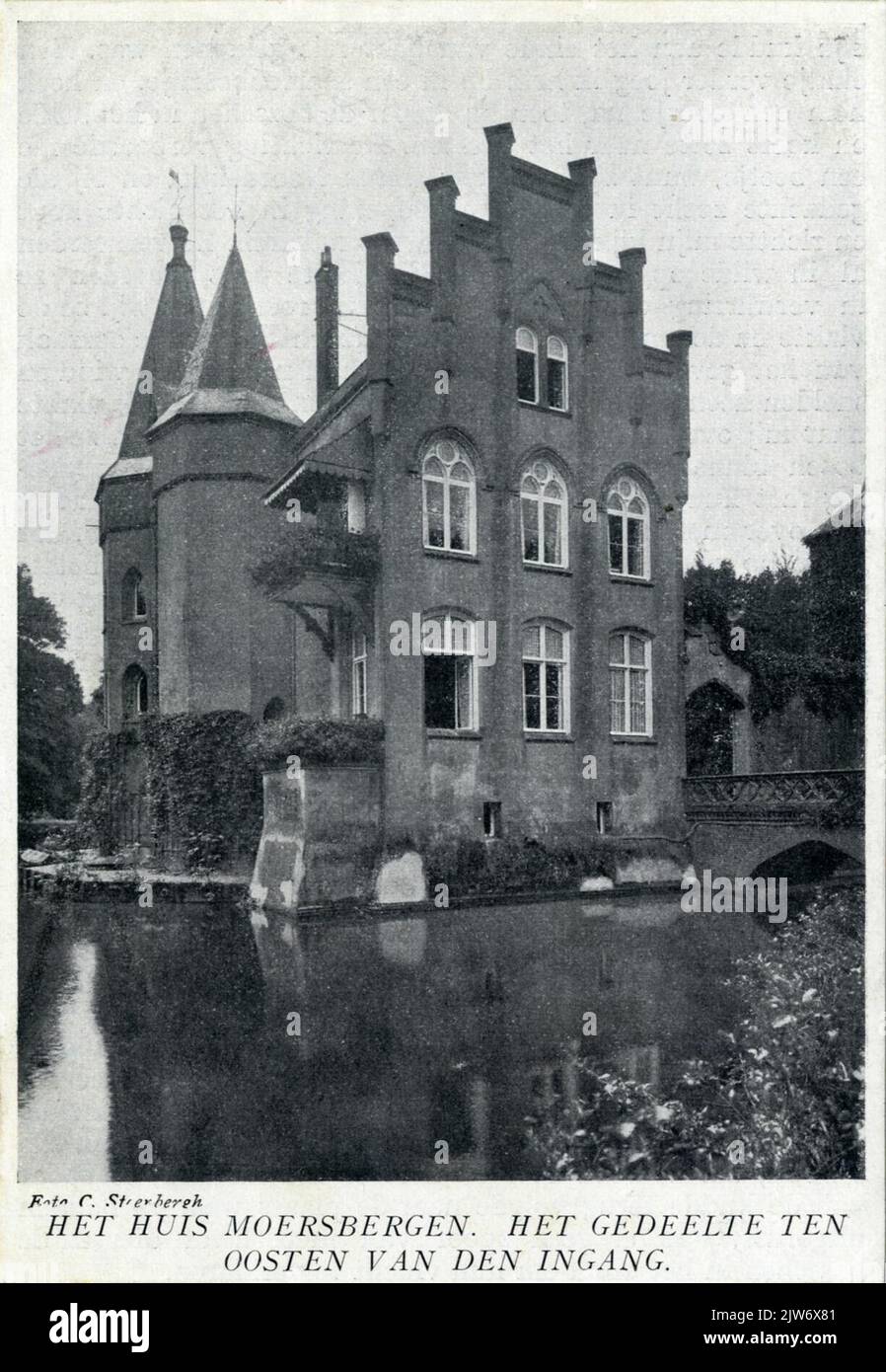 View of the left and facade (Ged.) Of the Moersbergen Castle in Doorn ...