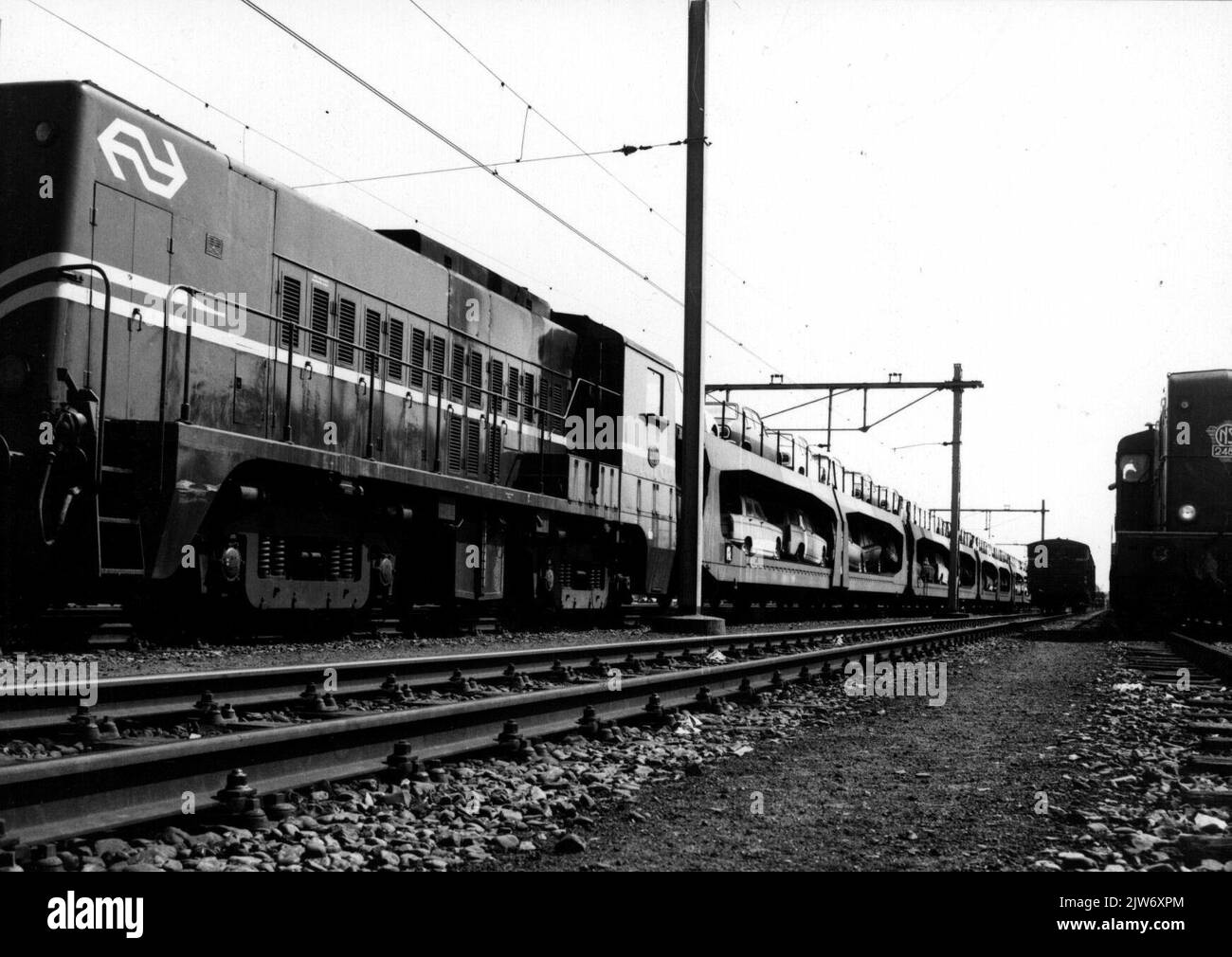 Image of the Diesel-Electric Locomotive No. 2333 (series 2200/2300) of the N.S. With a freight ...