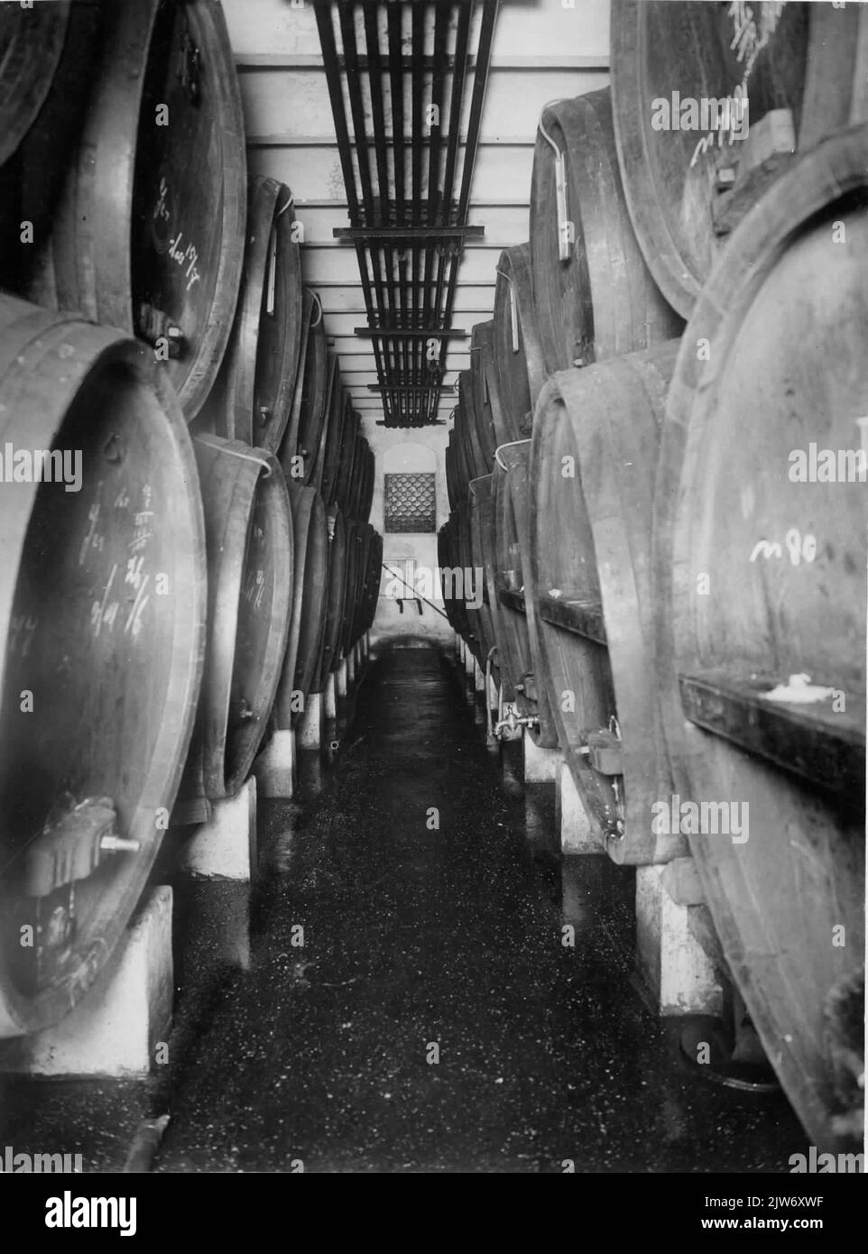 Interior of the De Krans beer brewery (Croeselaan 1) in Utrecht: De ...