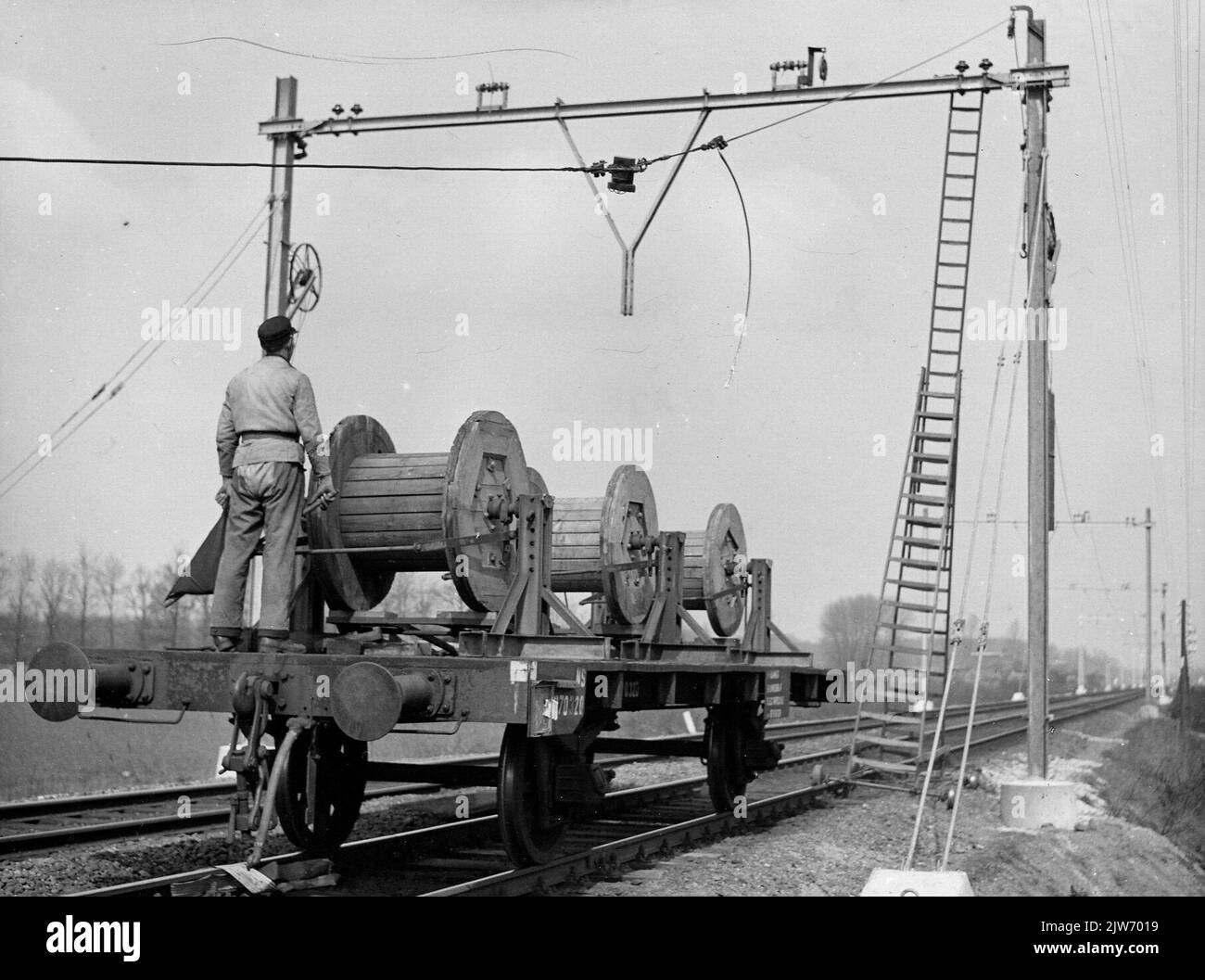 Image of a mechanic on a reel car from the N.S. During the "wire traits ...