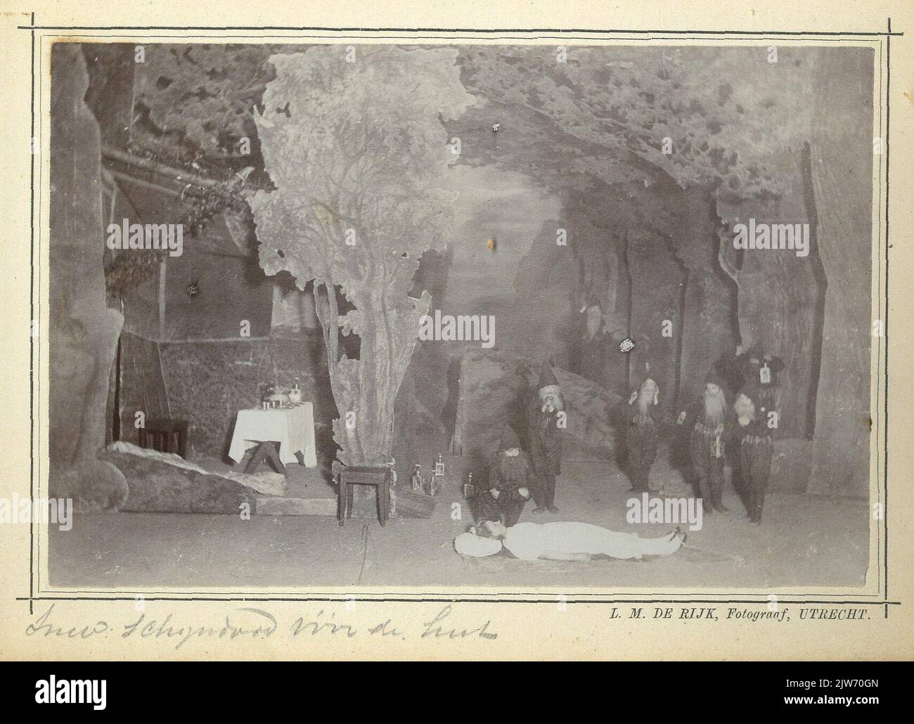 Image of a scene from the Kinderoperette Snow White in the ...