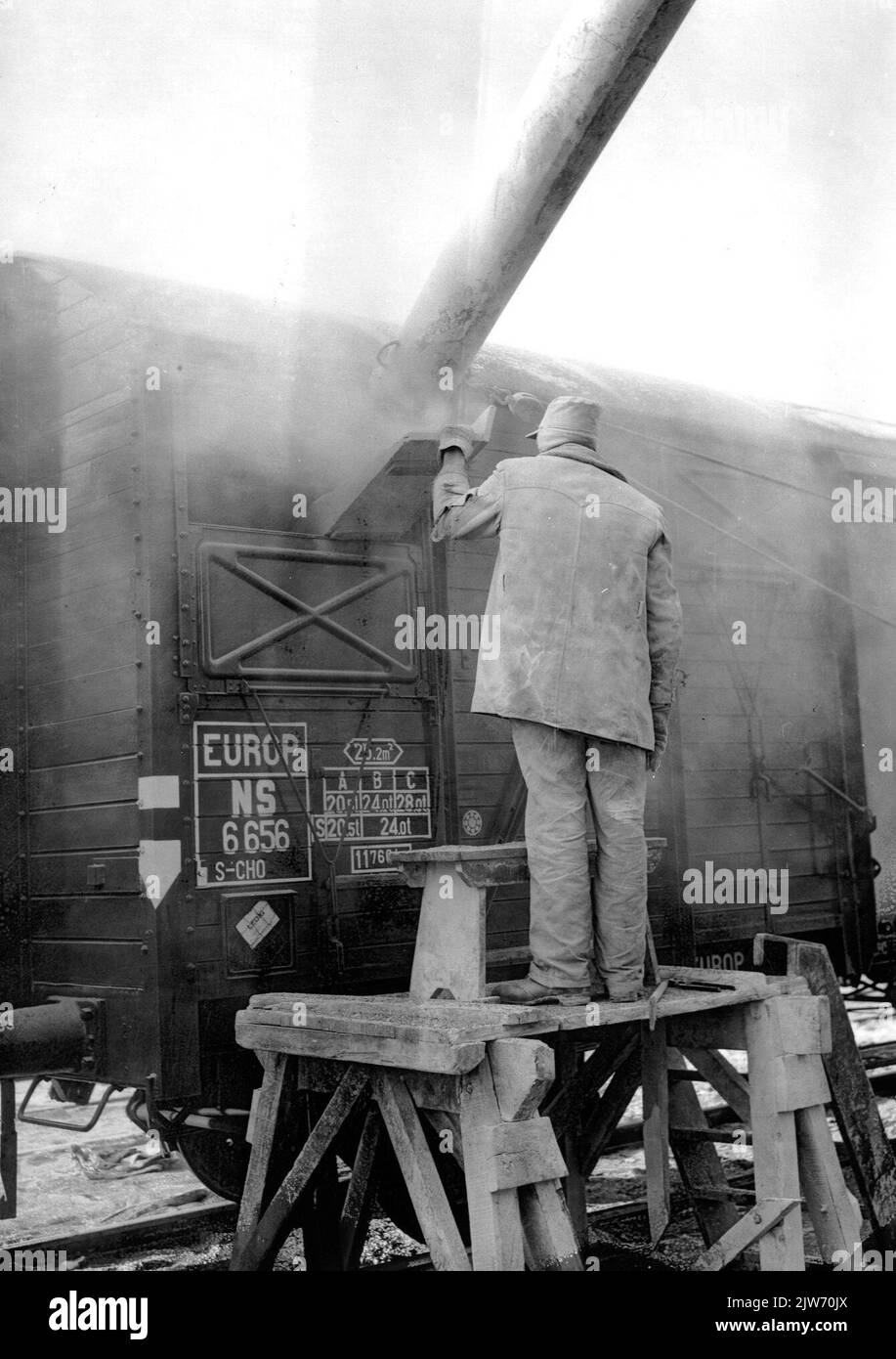 Image of overflowing grain in closed freight wagons of the N.S. in ...