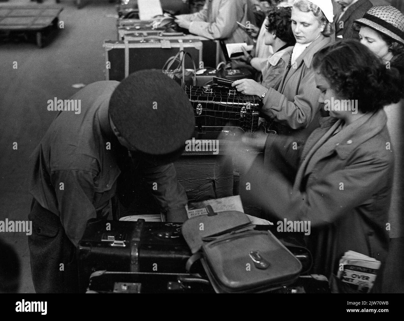 Image of the check of luggage by customs from in the N.S. station Hoek ...
