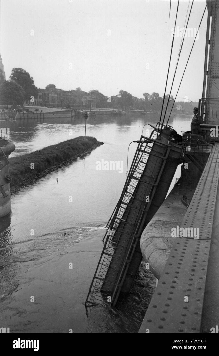 Traffic and river Black and White Stock Photos & Images - Alamy