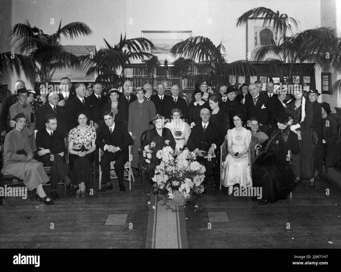 Reading on the go Black and White Stock Photos & Images - Alamy