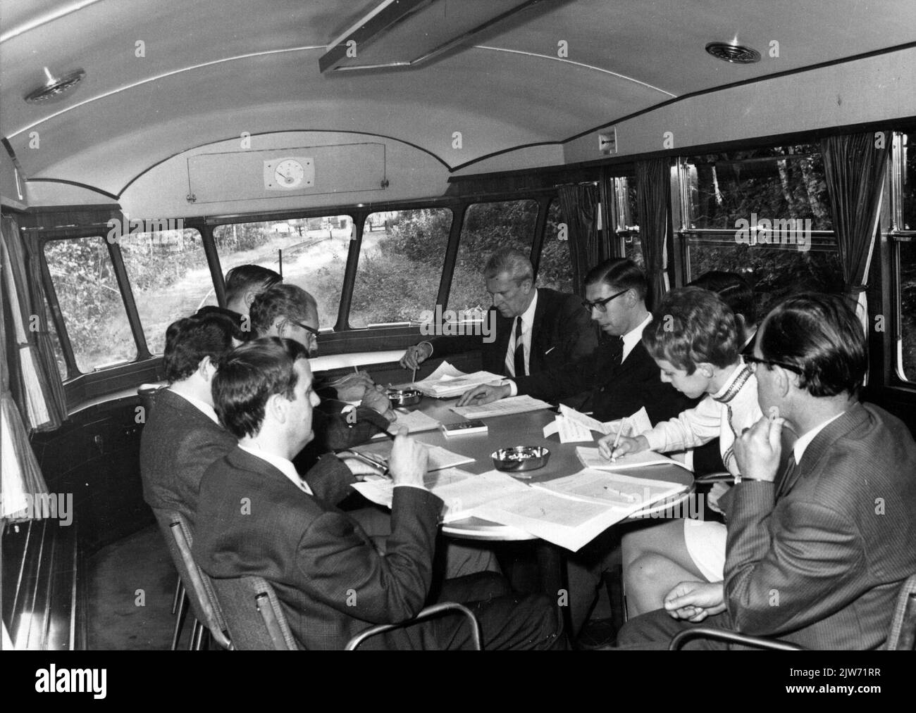 Image of members of the N.S. management in the Salon of the NS 20 ...