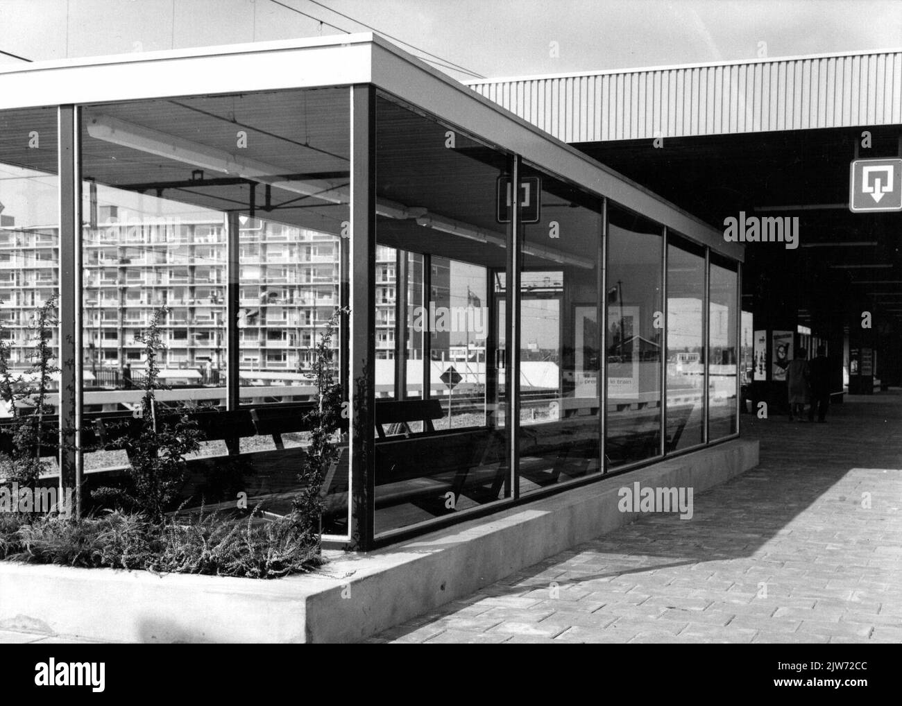 Image of a "Leiden Abri" on the platform of the N.S. station Rotterdam ...