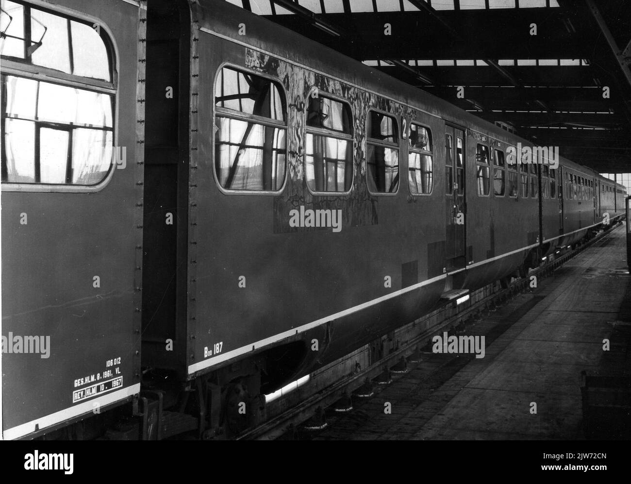 Image of the diesel-electric train set no. 187 (De 5, series 181-197 ...