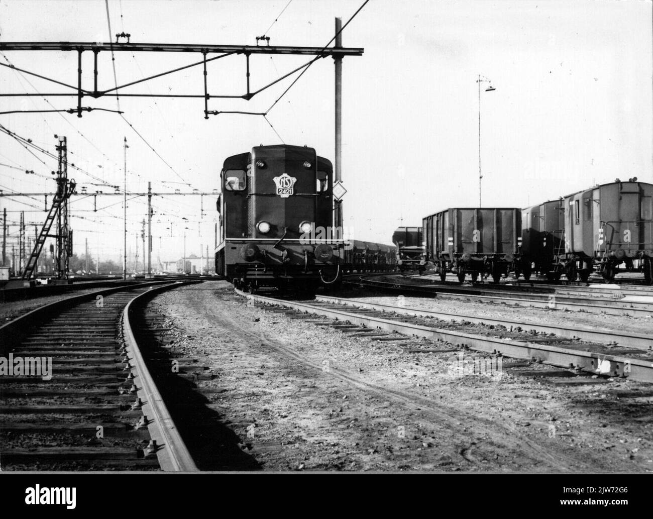 Image of the Diesel-Electric Locomotive No. 2421 (series 2400/2500) of the N.S. With a freight ...