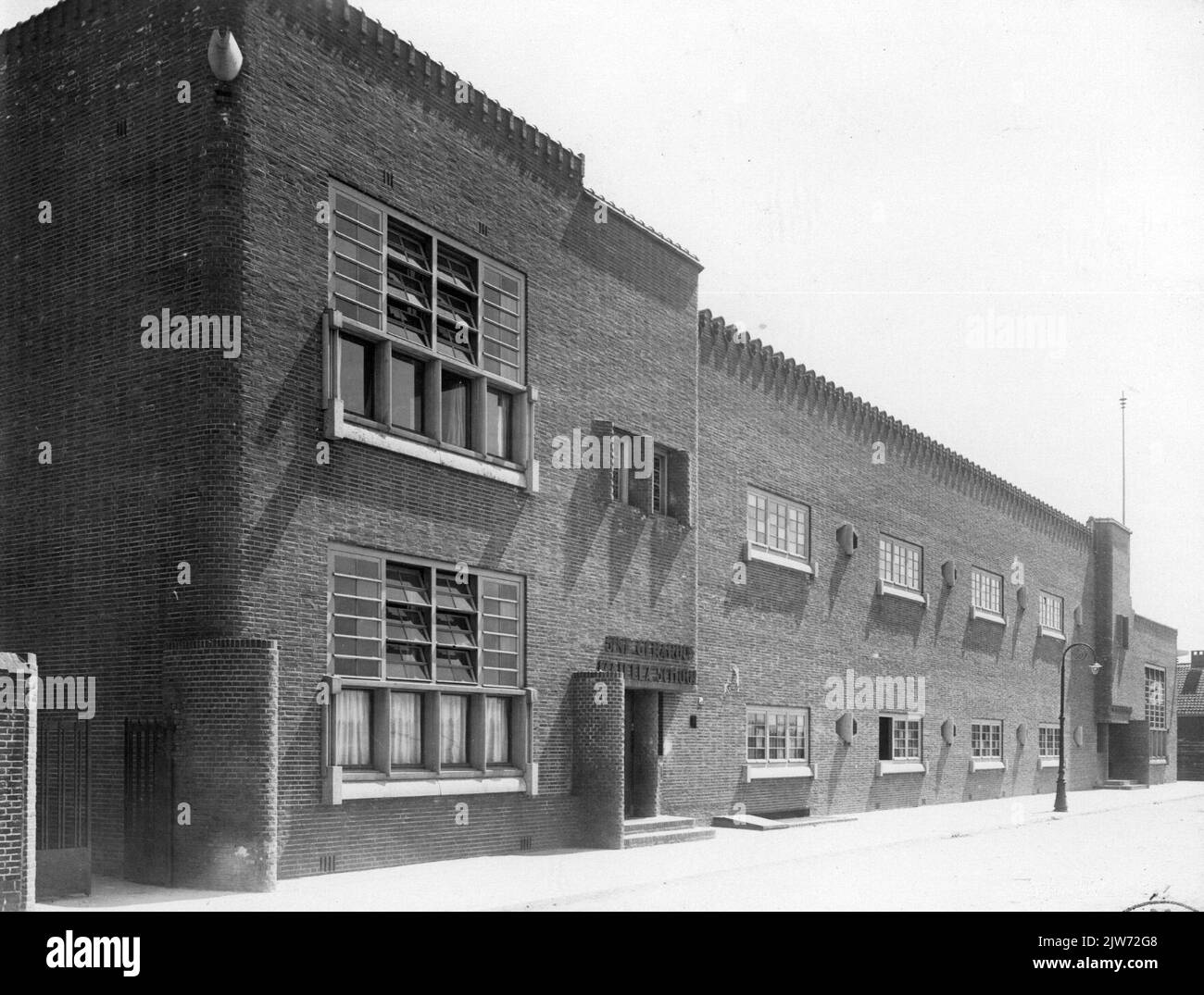 View of the facade of the R.K. Primary school Amaliadwarsstraat 2 in ...
