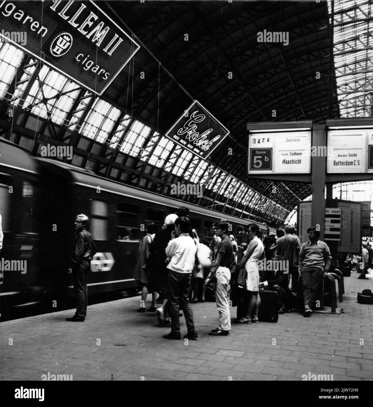 Image of travelers on the 2nd platform of the N.S. station Amsterdam et ...
