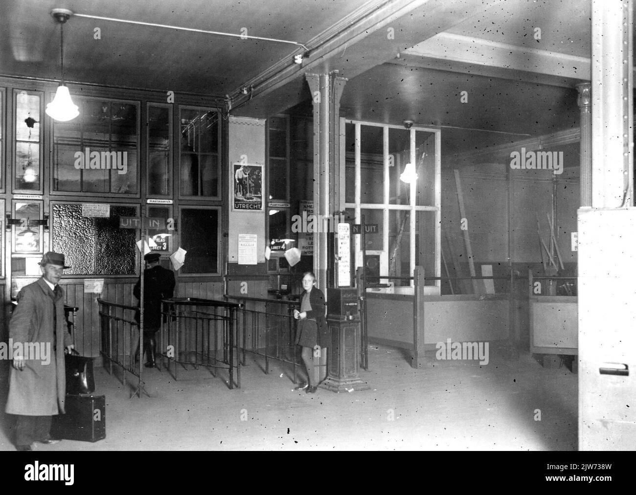 Rail station interior Black and White Stock Photos & Images - Alamy
