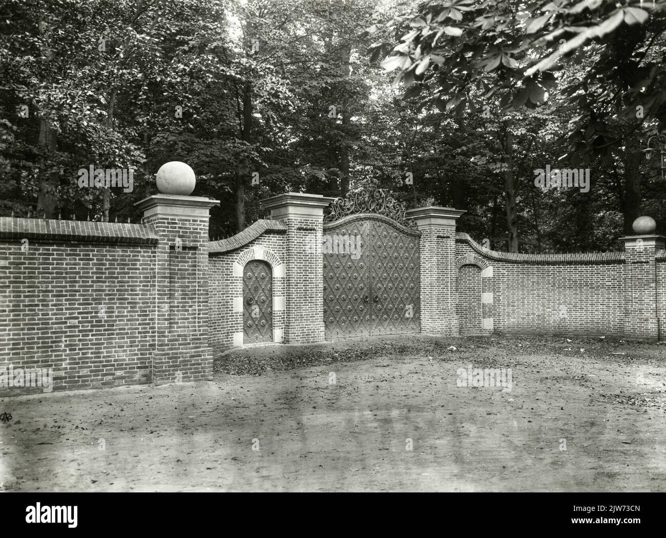View of the entrance gate of the Huis Doorn estate on Raadhuisplein in ...