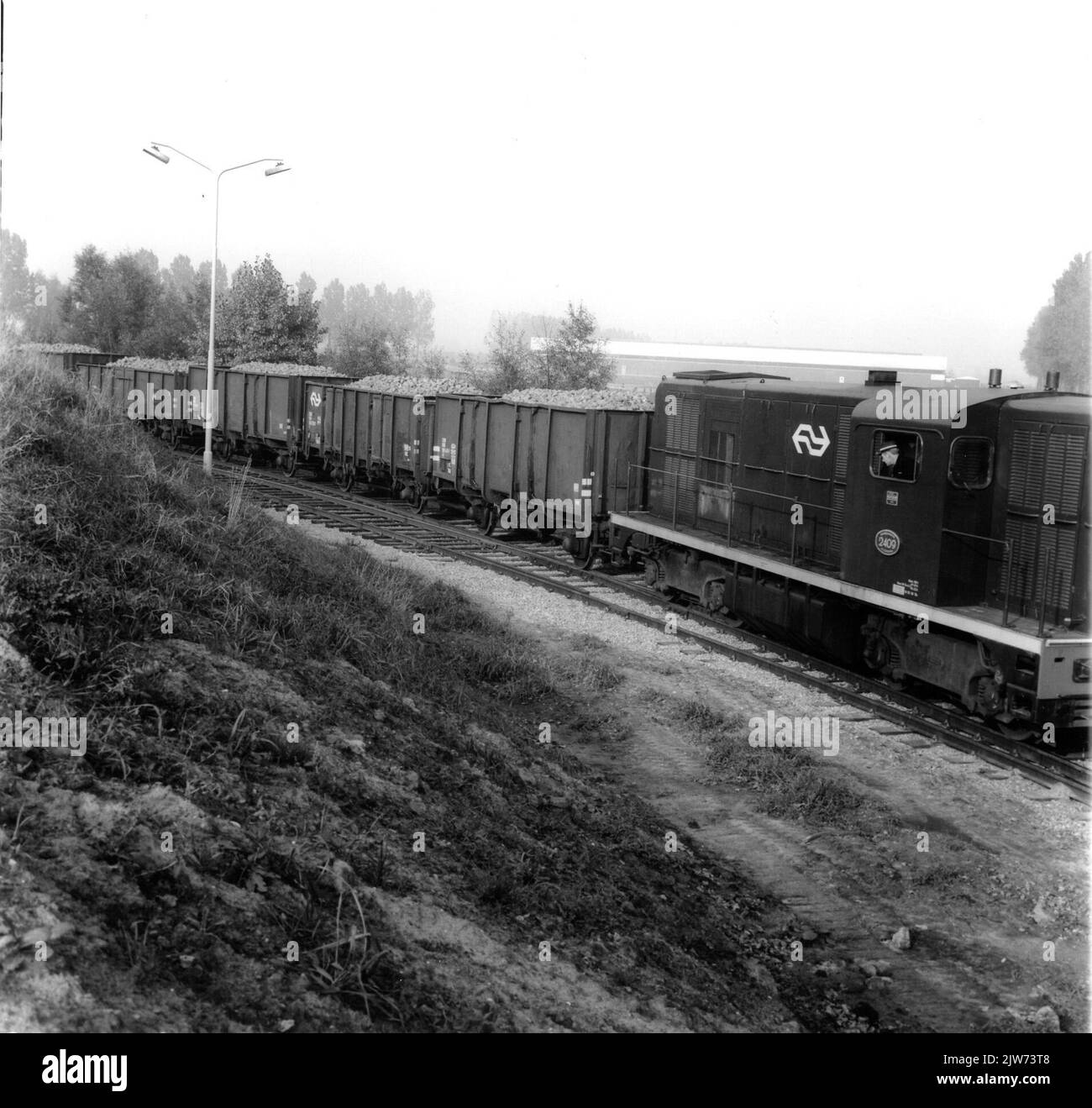 Image of shunting with a beet train in Roosendaal, with the diesel-electric locomotive no. 2409 ...