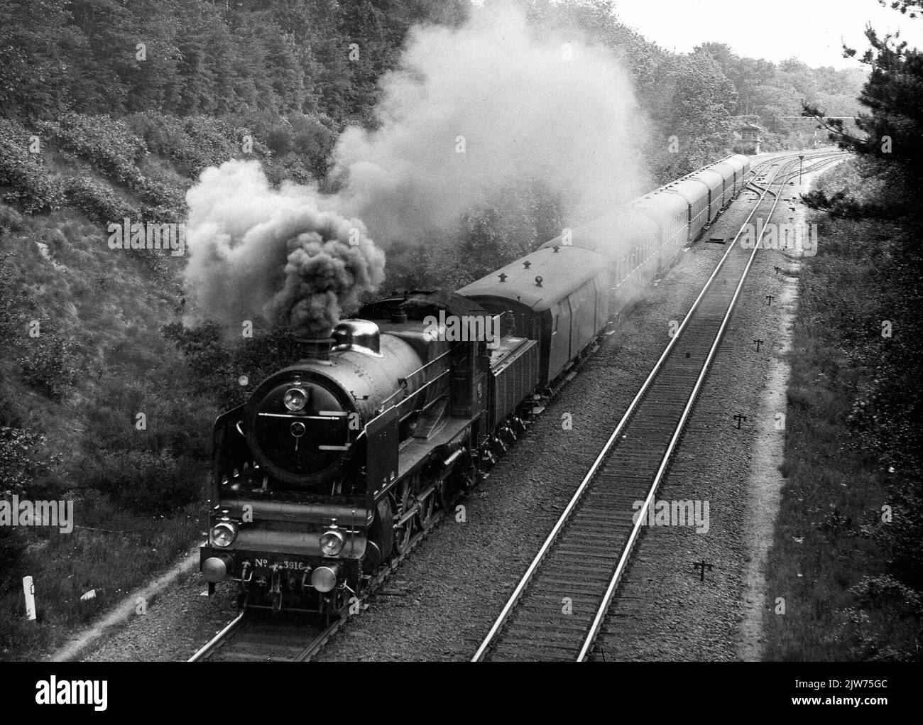 Image of the steam locomotive No. 3916 (series 3900) of the N.S. As a D ...
