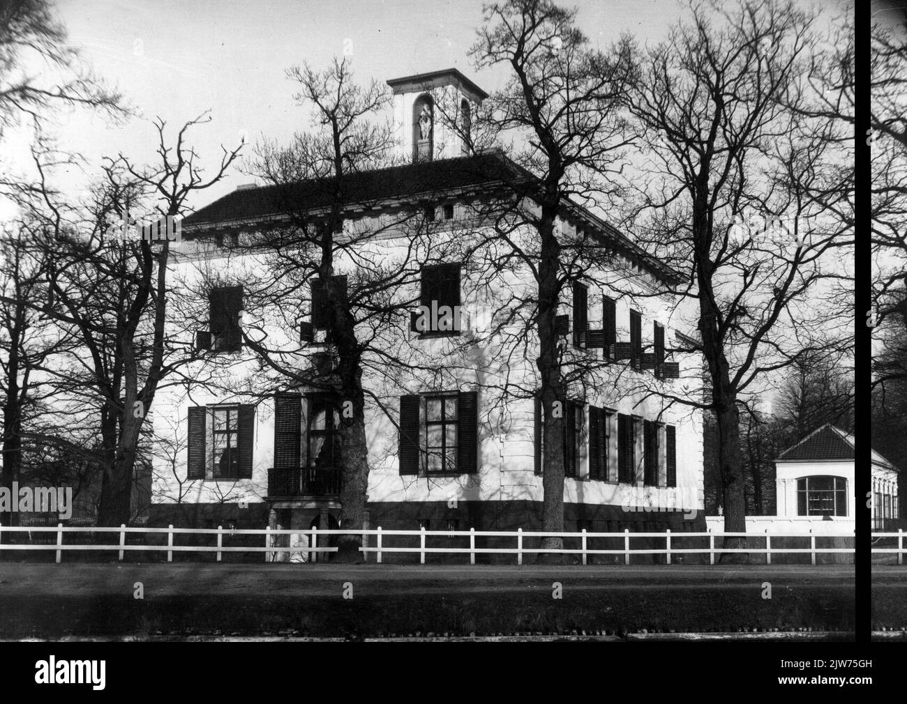 View over the Vecht on the back of the Gunterstein castle in Breukelen ...