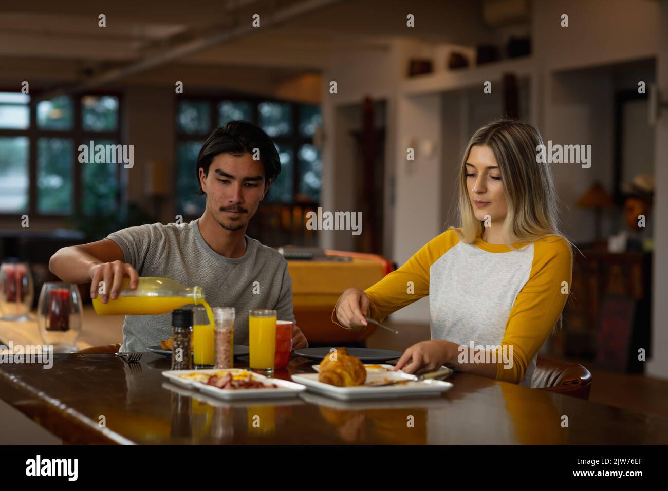 Couple eating home hi-res stock photography and images - Alamy