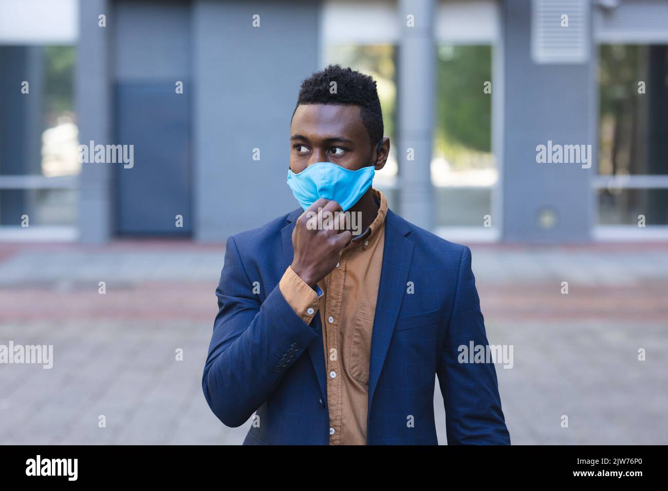 Man walking face mask hi-res stock photography and images - Alamy