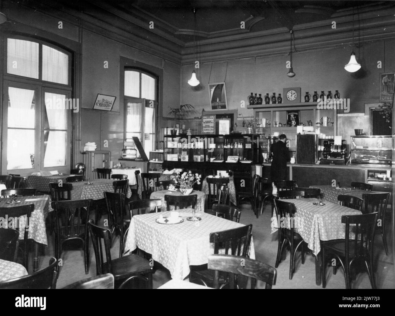 Interior of the N.S. station Zutphen in Zutphen: Waiting room 2nd class ...