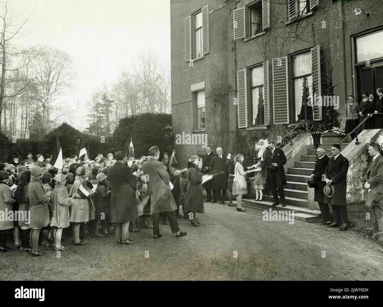 Image of a large group of people in front of the Rhijnestein castle in ...
