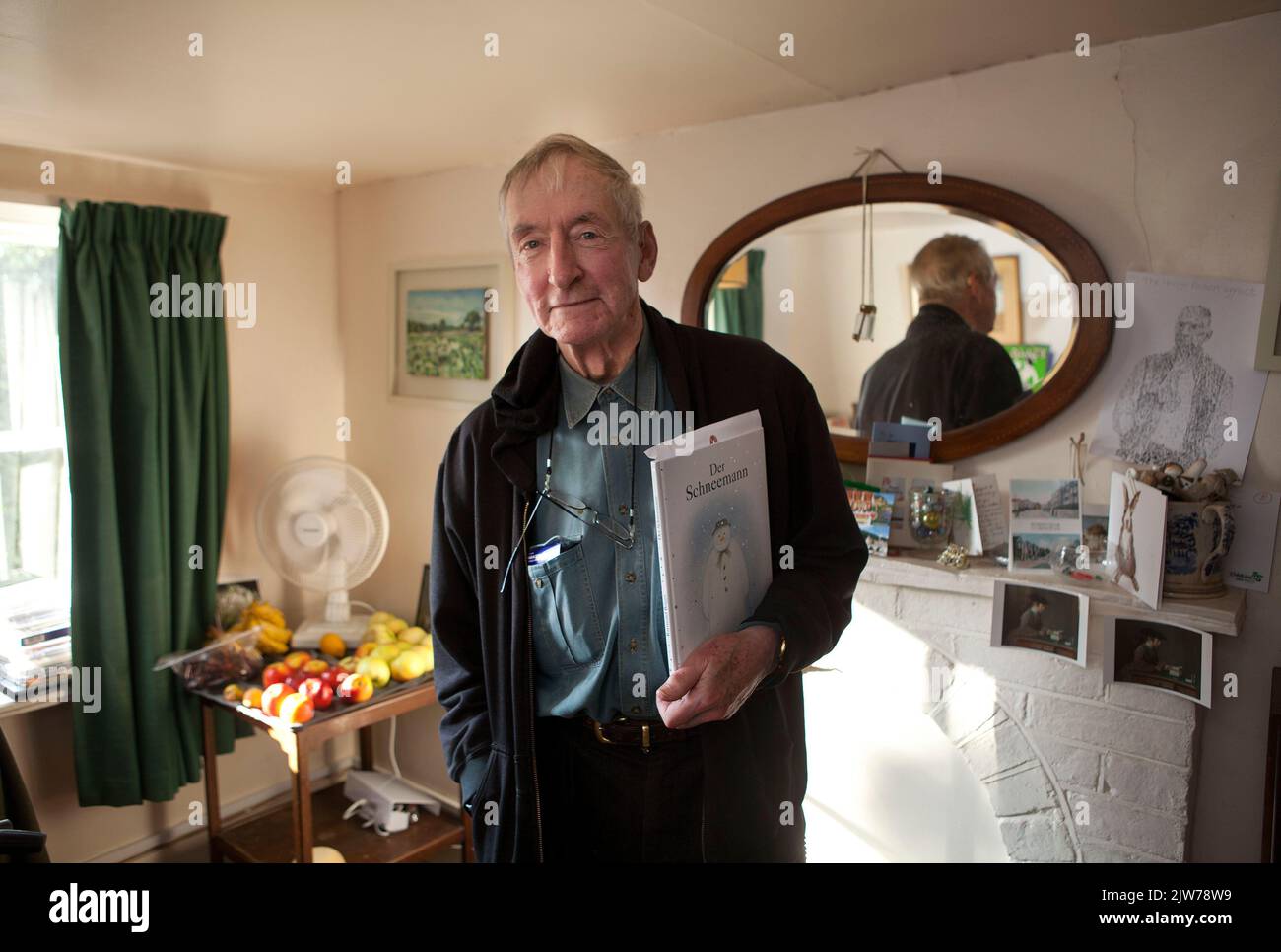 Raymond briggs snowman book hi-res stock photography and images - Alamy