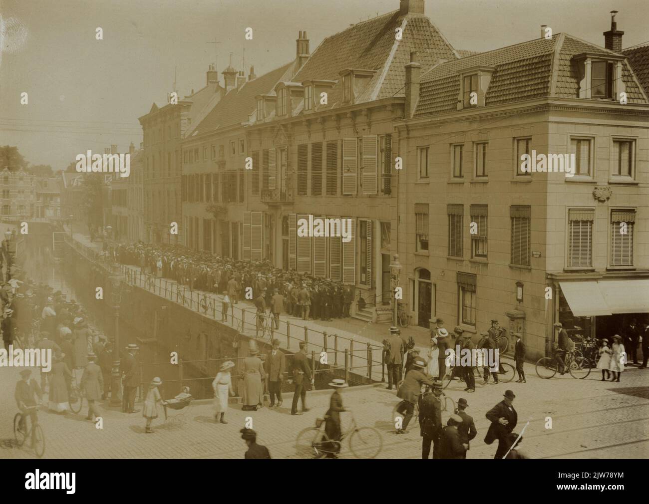 Image of the long row of people for the agency of the Dutch bank ...