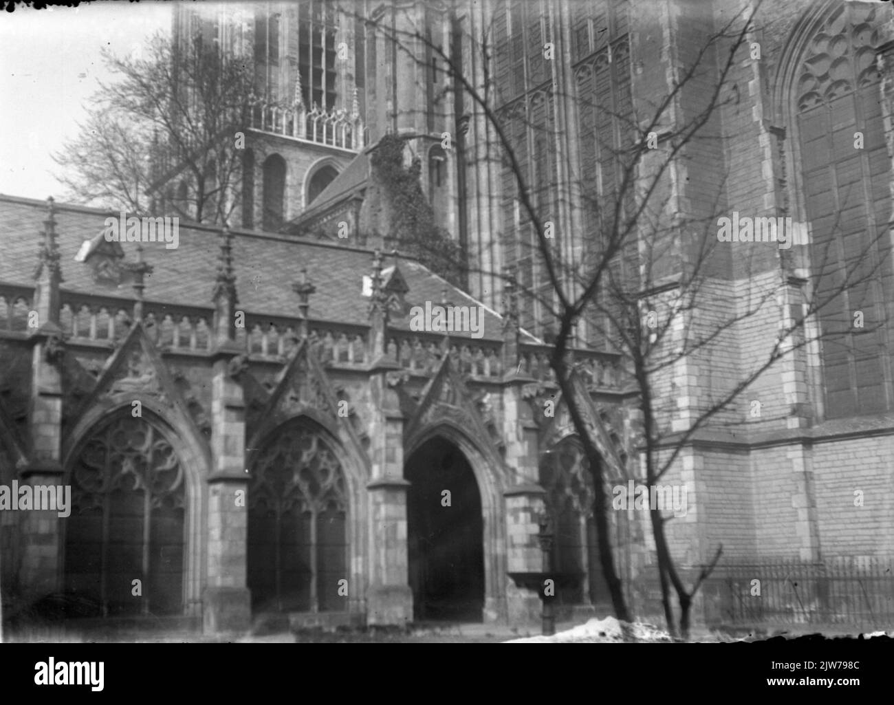 View on a part of the cross and the south façade of the Domkerk ...
