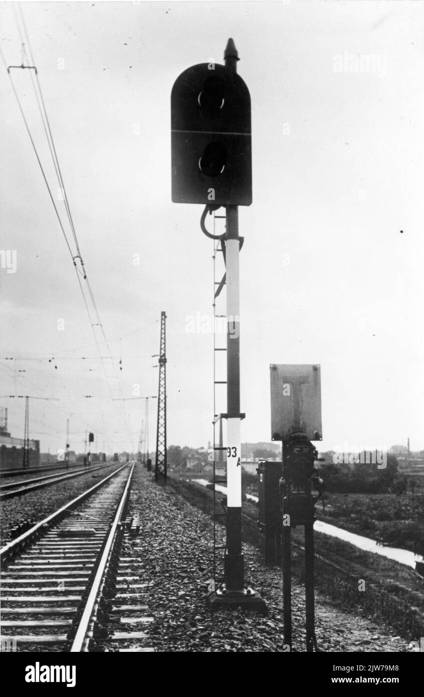 Image of an automatically operated main signal / Voorsein (light signal ...
