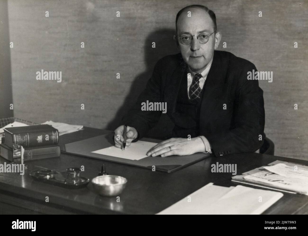 Portrait of J.H. van Maarseveen, born 1894, lawyer and attorney, member ...