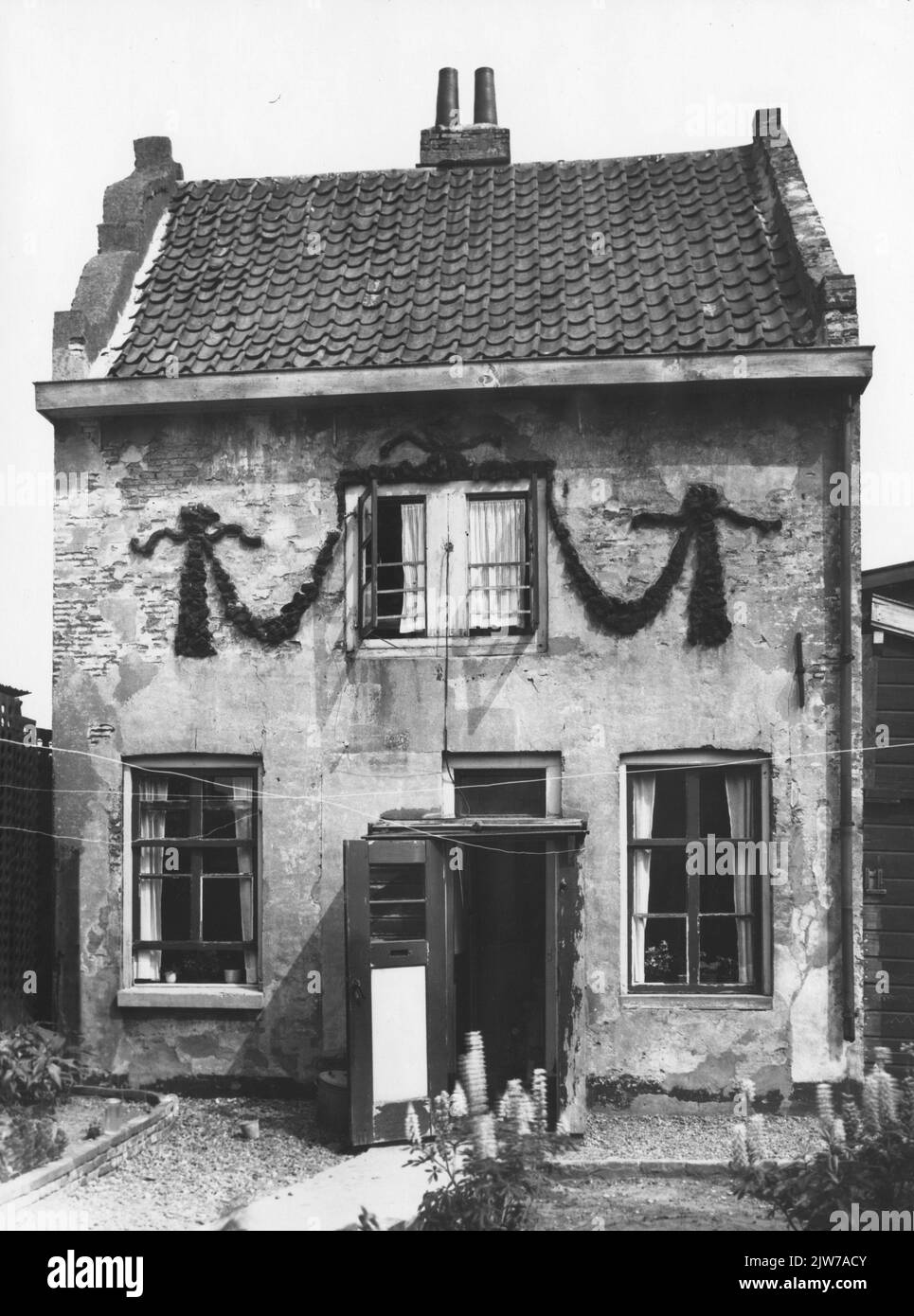 Uninhabitable house Black and White Stock Photos & Images - Alamy